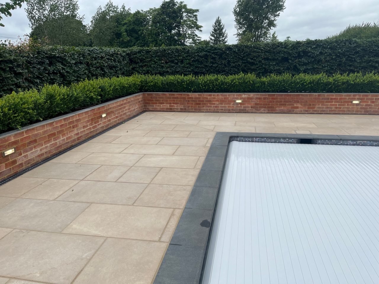 Black Pool Coping with contrasting Leckford Sandstone Paving ...